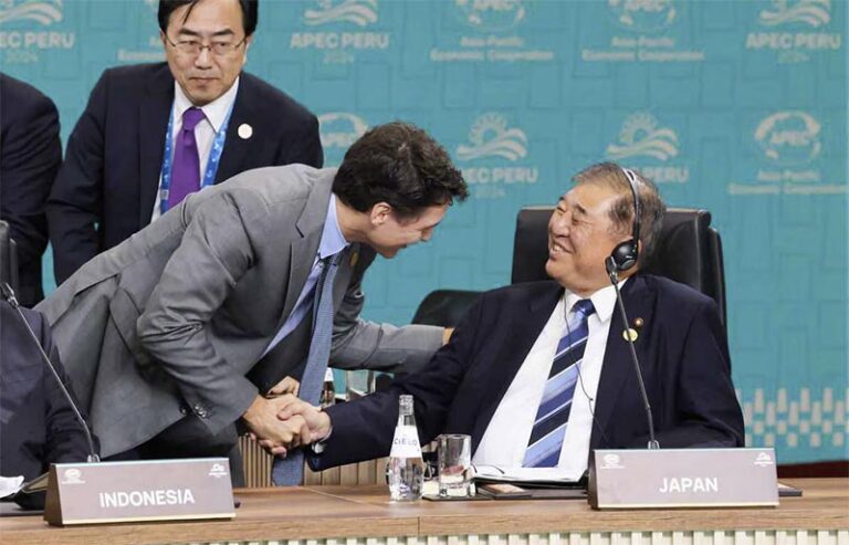 座ったまま握手、スマホ操作に1人腕組み…石破茂首相、APECでの映像がSNSで物議 | 新時代の夜明け前に2、アセンション旅立ちの日